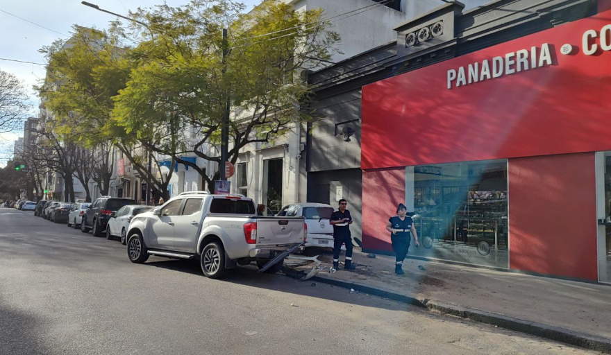 Fuerte accidente a metros de Plaza Moreno: un auto terminó sobre la ...